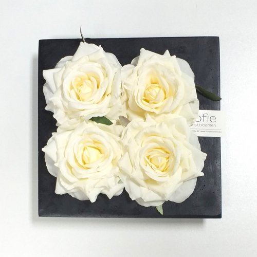 Vierkante Schaal Met Creme Witte Rozen - Product - Kunstbloemen